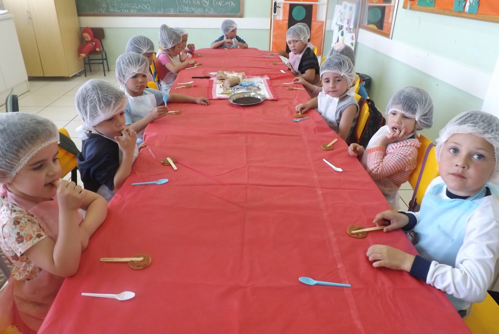 Escola Municipal João Protasio da Luz: Professora Isis realizando ...