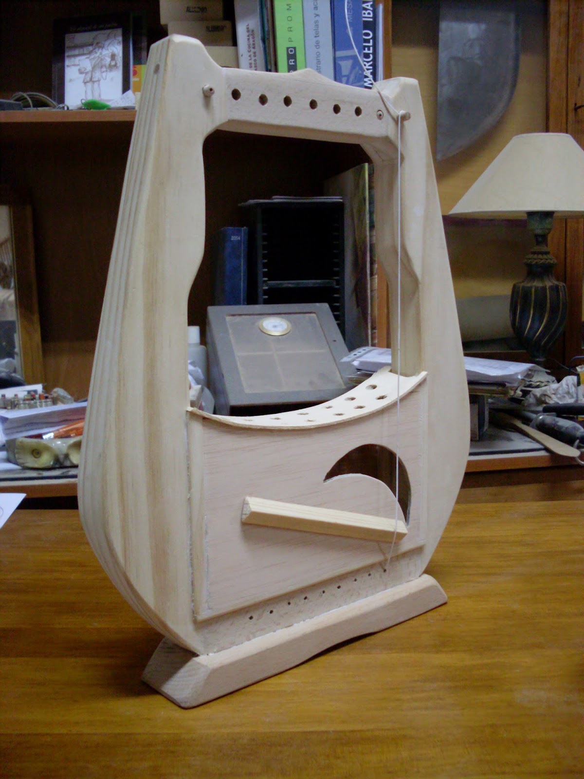 ARPAS, LIRAS Y TALLERES MUSICALES: LIRA DE MADERA "AMBIENTADA EN ÉPOCA ...