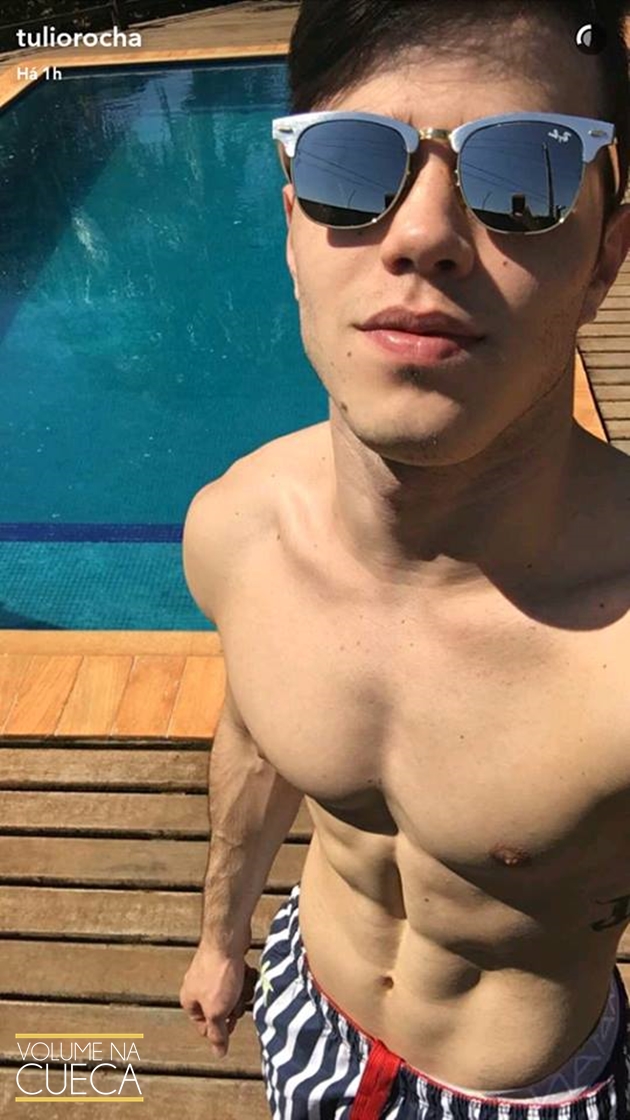 Túlio Rocha sem camisa exibindo o tanquinho - Volume na Cueca