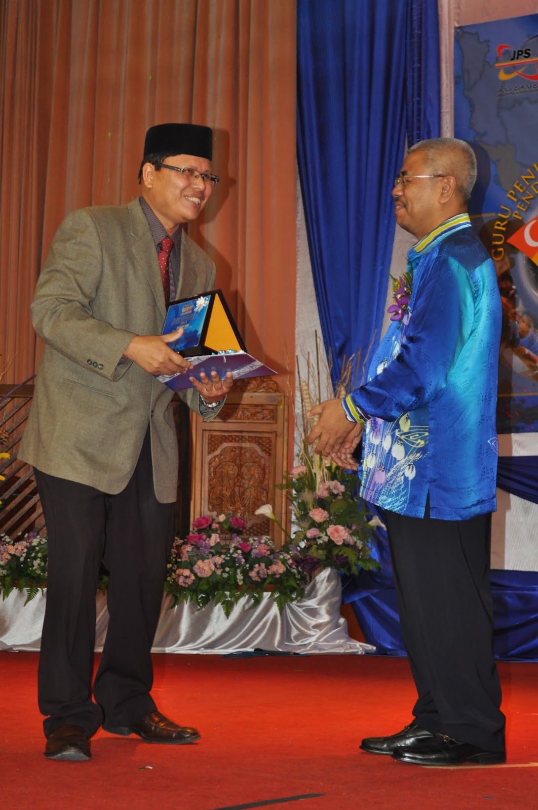 .: Guru SMK Telok Datok menerima anugerah sempena Hari Guru