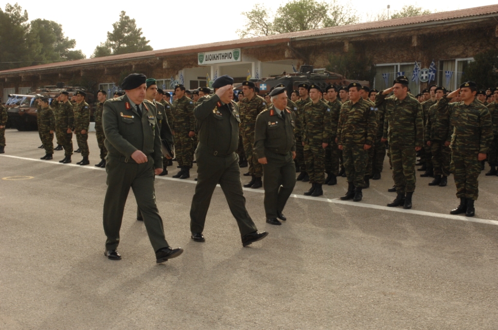 ΤΡΕΛΟ ΑΛΟΓΟ: "Αθλιες συνθηκες στο στρατοπεδο Αυλωνας"