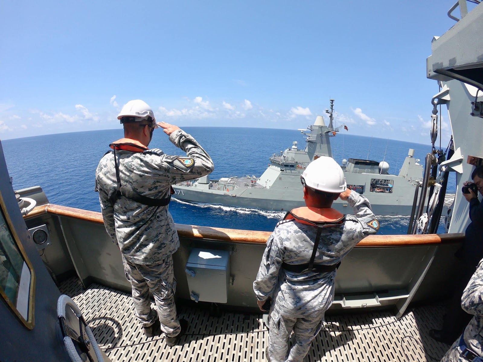 THAIDEFENSE-NEWS: ภาพเรือรบแห่งราชนาวีไทย ในระหว่างการเดินทางไปฝึกผสม ...