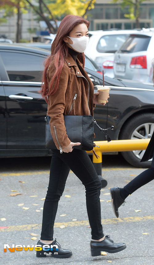 Check out the pictures from f(x)'s arrival at Music Bank - Wonderful ...