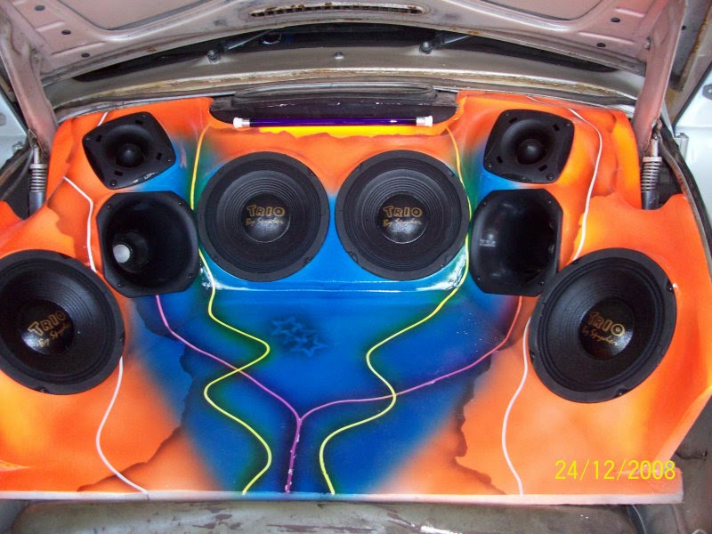 Zuera Auto Som: Montagem de um Fusca, utilizando fibra e pintura.