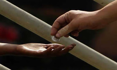 ¿POR QUÉ Y CÓMO DAR LIMOSNA? - LO HUMANO Y DIVINO