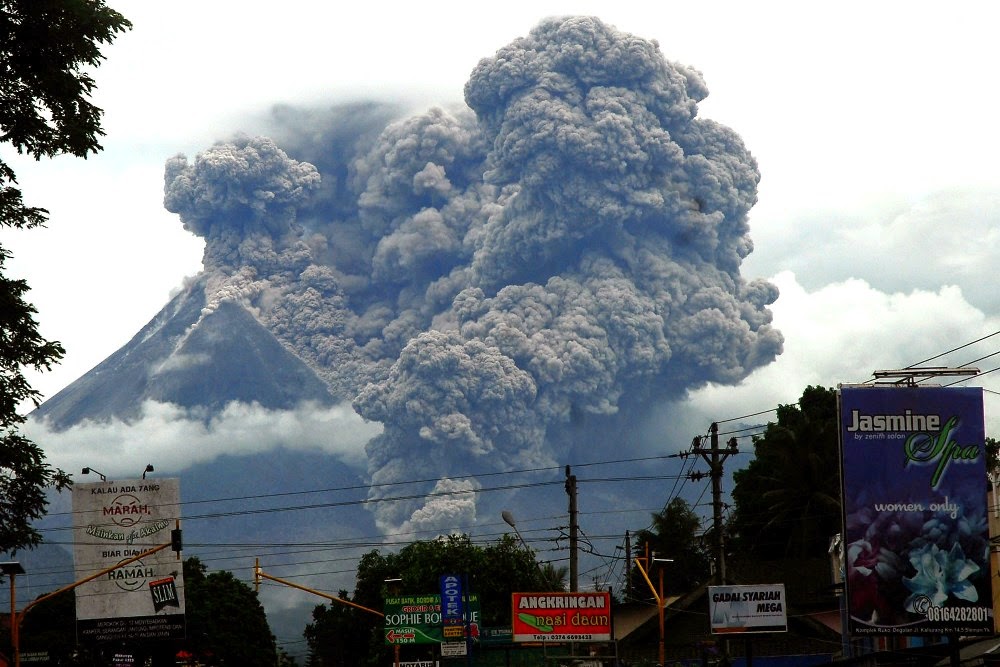 indonesian volcano: Eruption Merapi in 2010