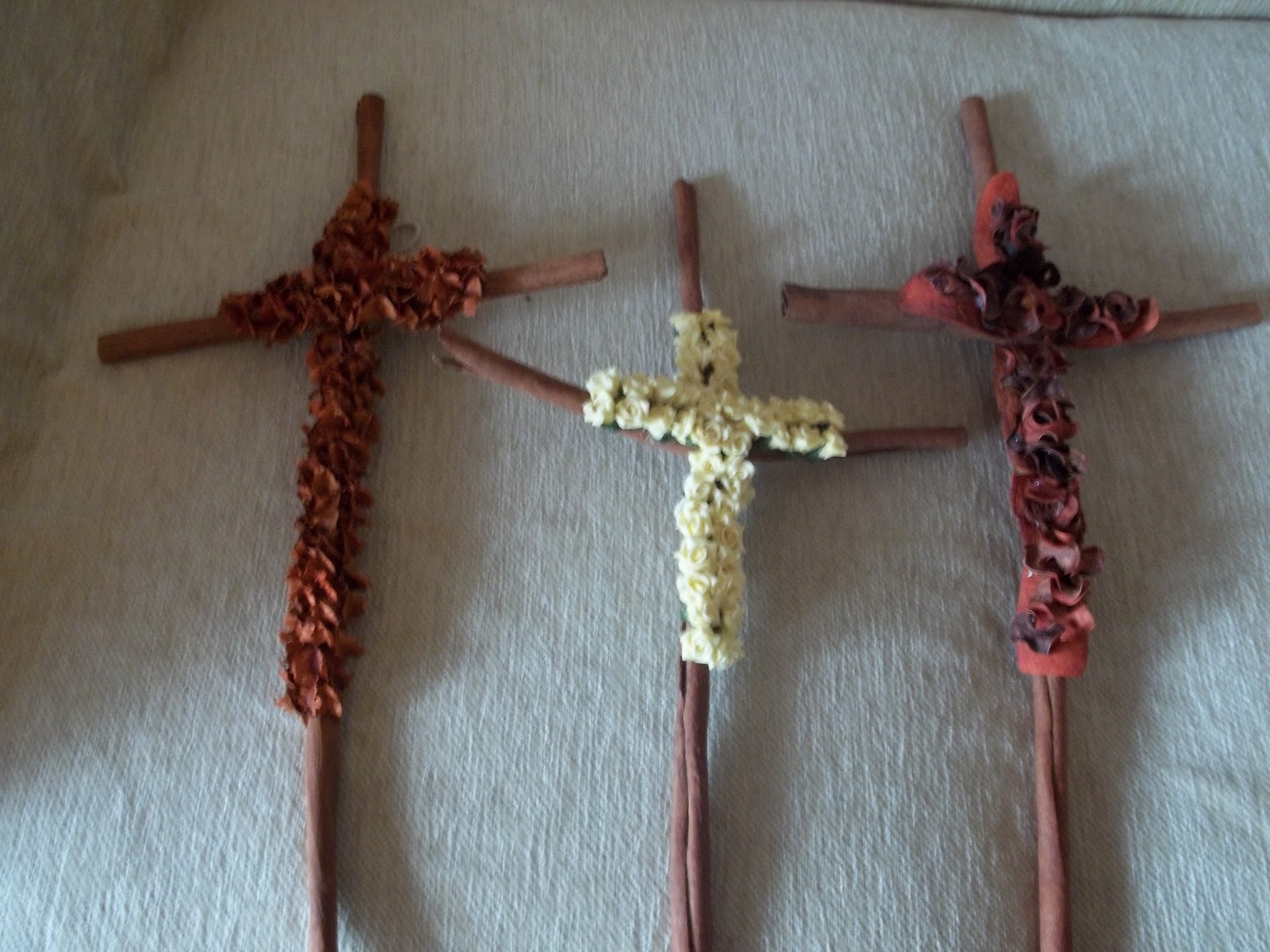 mary's crafts: ΣΤΑΥΡΟΥΔΑΚΙΑ ΜΕ ΞΥΛΟ ΚΑΝΕΛΑΣ