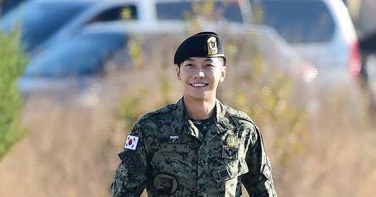 Lee Seung Gi celebrates his discharge from the army