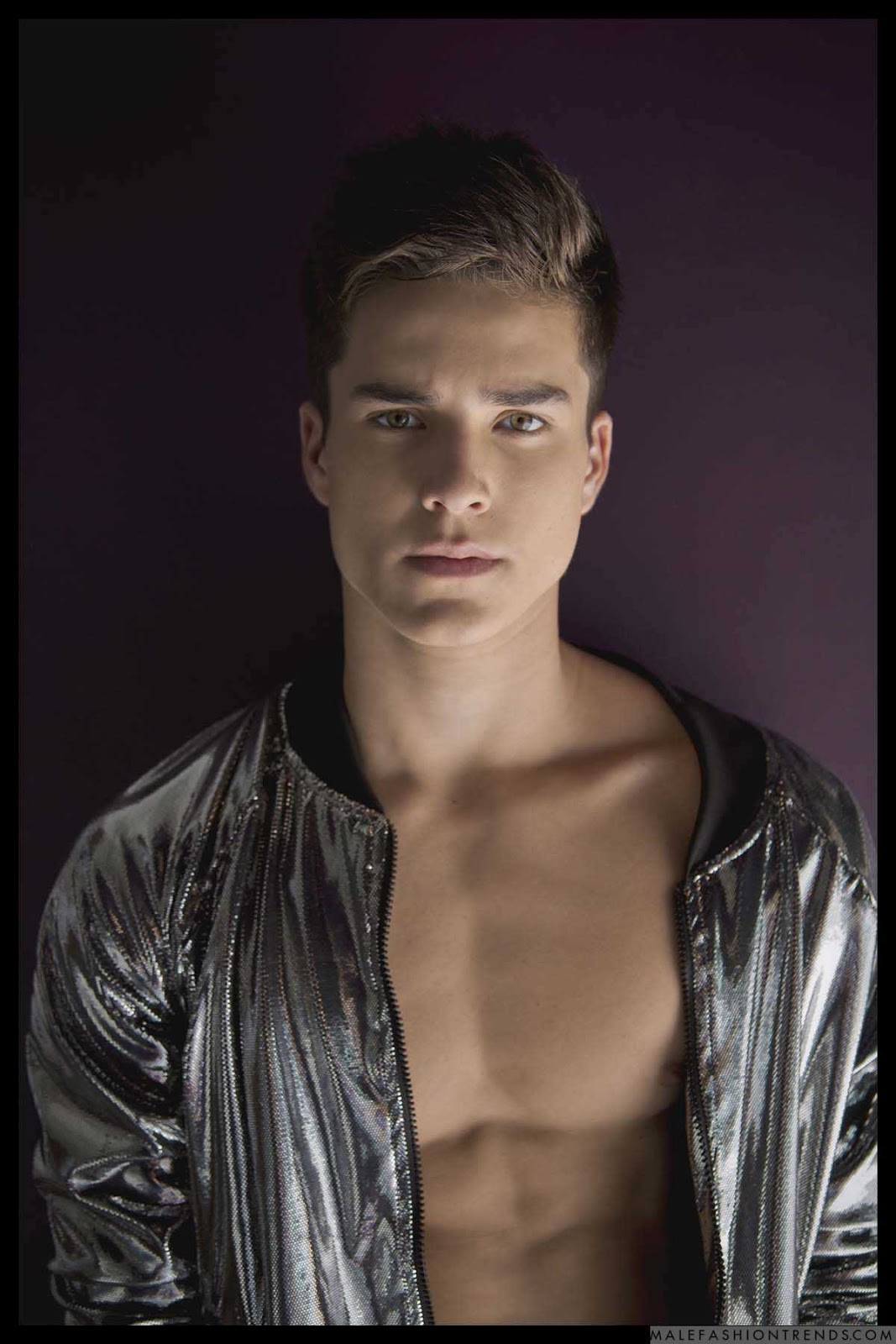 Pedro Maia posa frente a instalaciones artísticas para Brazilian Male ...