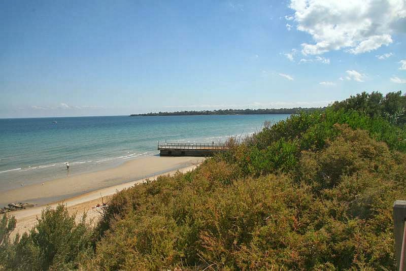 TRACKS, TRAILS AND COASTS NEAR MELBOURNE : Mentone Beach Coastal Hike