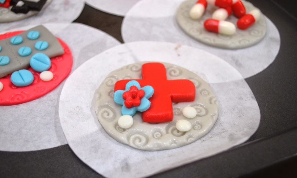 art, cakes & me: pharmacy/medicine themed fondant cupcakes