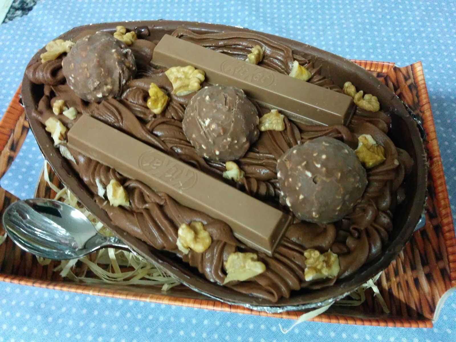 OVO COLHER MOUSSE DE CHOCOLATE COM NOZES DECORADO COM KITKAT E FERRERO Donna Caramella Doces ovo-colher-mousse-de-chocolate-com-nozes-decorado-com-kitkat-e-ferrero-donna-caramella-doces
