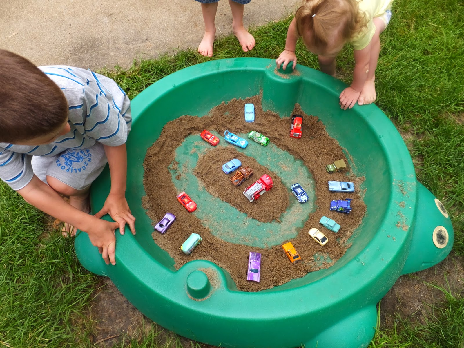 Kidspert: Sensory Sandbox: "Cars"