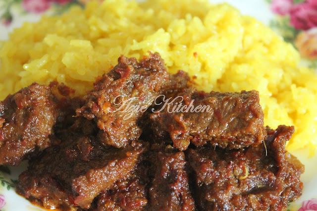 Pulut Kuning Dengan Rendang Daging - Azie Kitchen