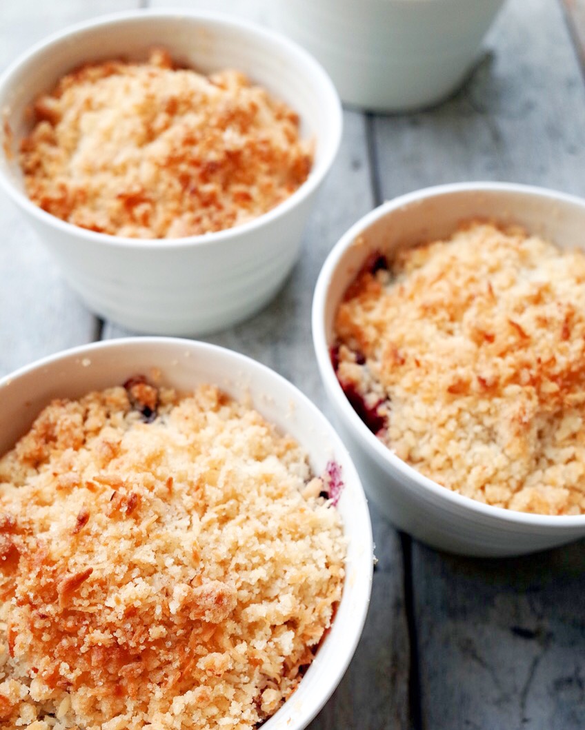 Petits crumbles aux fruits rouges et noix de coco - Pétille