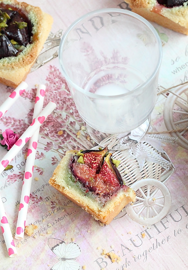 Mini-amandine pistache et figues fraîches