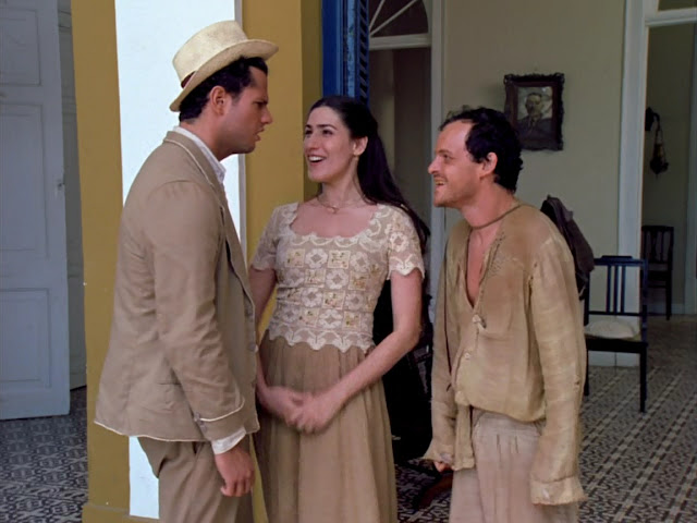 THROUGH THE LIGHT PROJECTED HE CAN SEE HIMSELF UP CLOSE: O AUTO DA ...