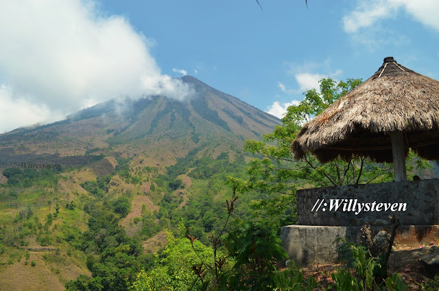 TravellerMeds: Gunung Inerie, Piramid Alam dari Flores