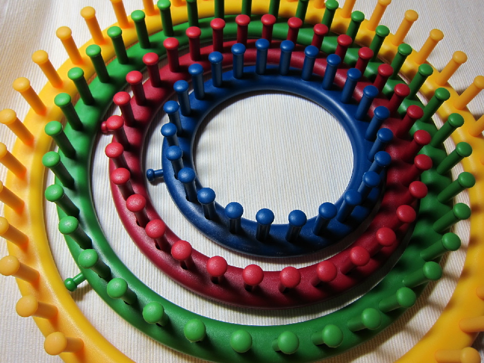 Caro's Loom Knitting Album: 道具： Knifty Knitter Round Loom