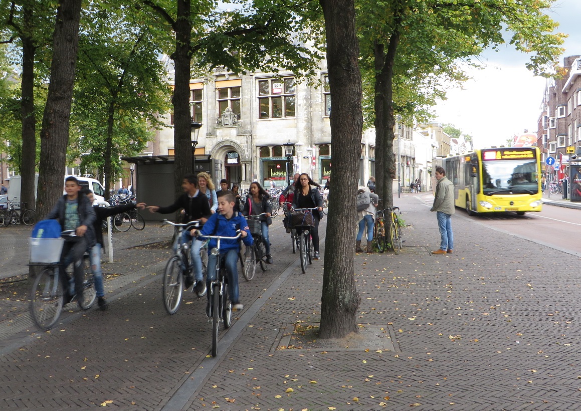 Hackney cyclist: Cycling with buses in Hackney