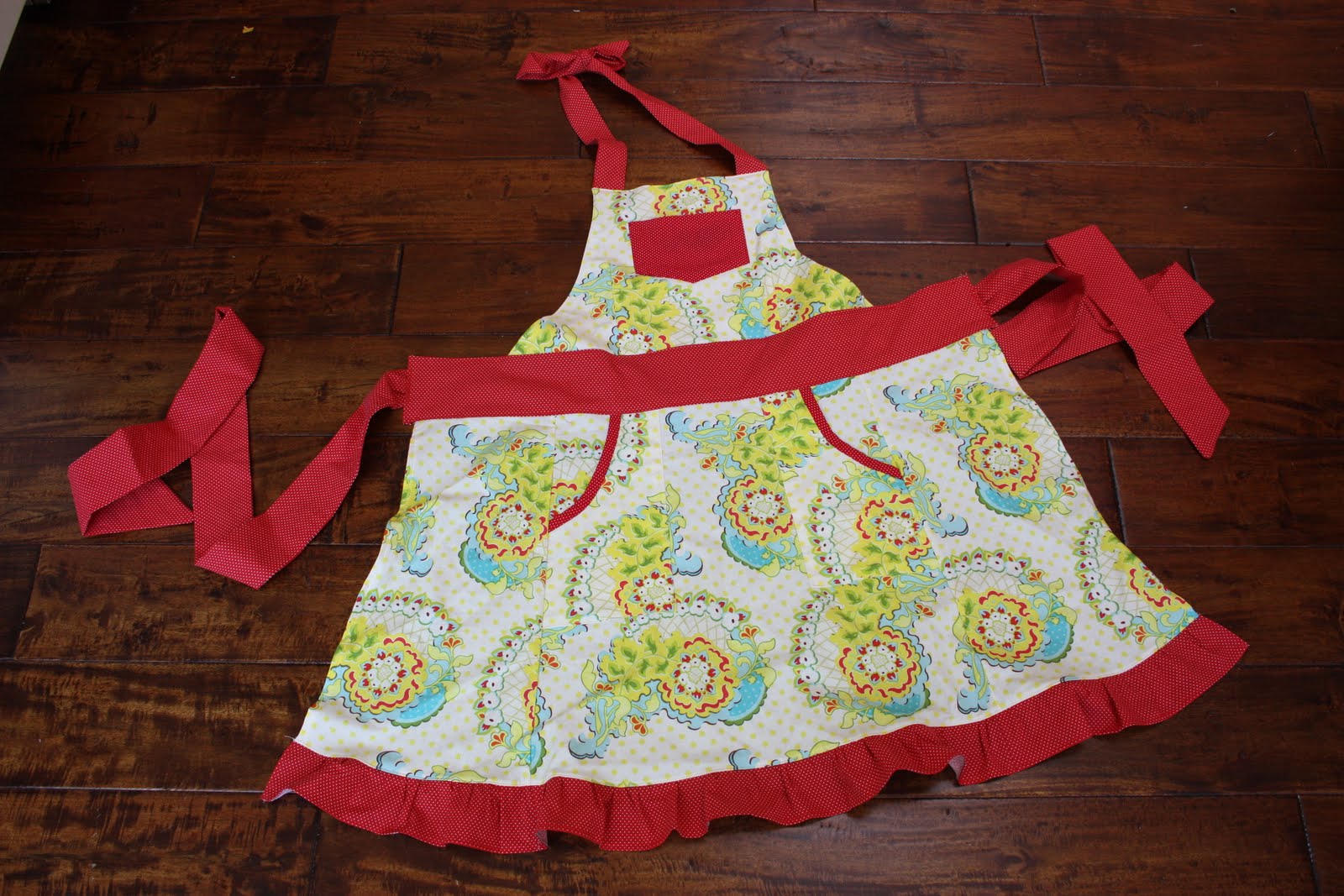 MOM: Crazy Daisy Apron