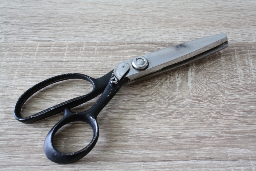 Tio Him & Co.: Gunting baja bergerigi lawas / Vintage steel zig-zag ...