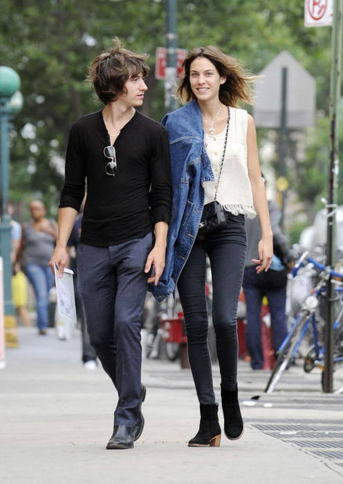 Sophie and Anna's Blog: Alexa Chung and Alex Turner - Cutest Couple Ever