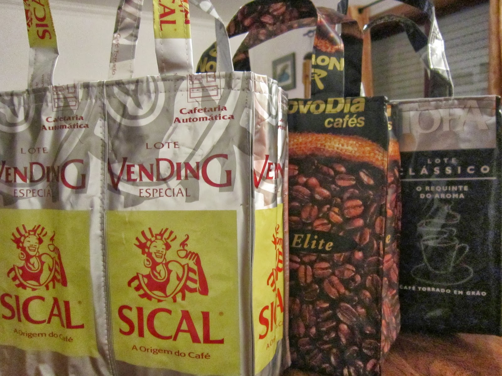 Os Zagalinhos: Malas e Bolsinhas em sacos de café... CORES DISPONÍVEIS