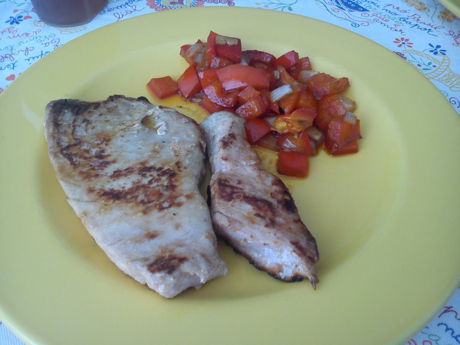 Posta de Atum frita c/ pimento vermelho e cebola salteados-Diário da Nocas