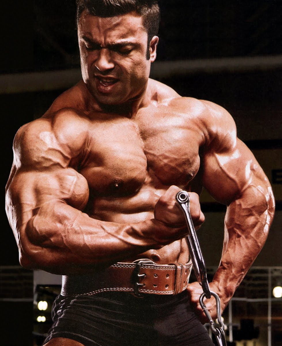 Eduardo Correa Works his Arms 2