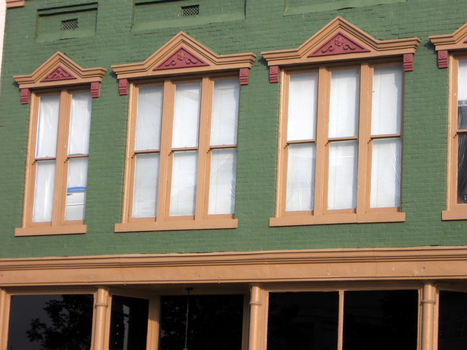 FOLKWAYS NOTEBOOK: VICTORIAN WINDOWS -- ARCHITECTURAL BEAUTIES