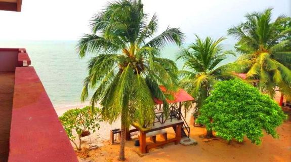 Teratak Rehat Atie Ira Chalet D'Pantai Pengkalan Balak Melaka.