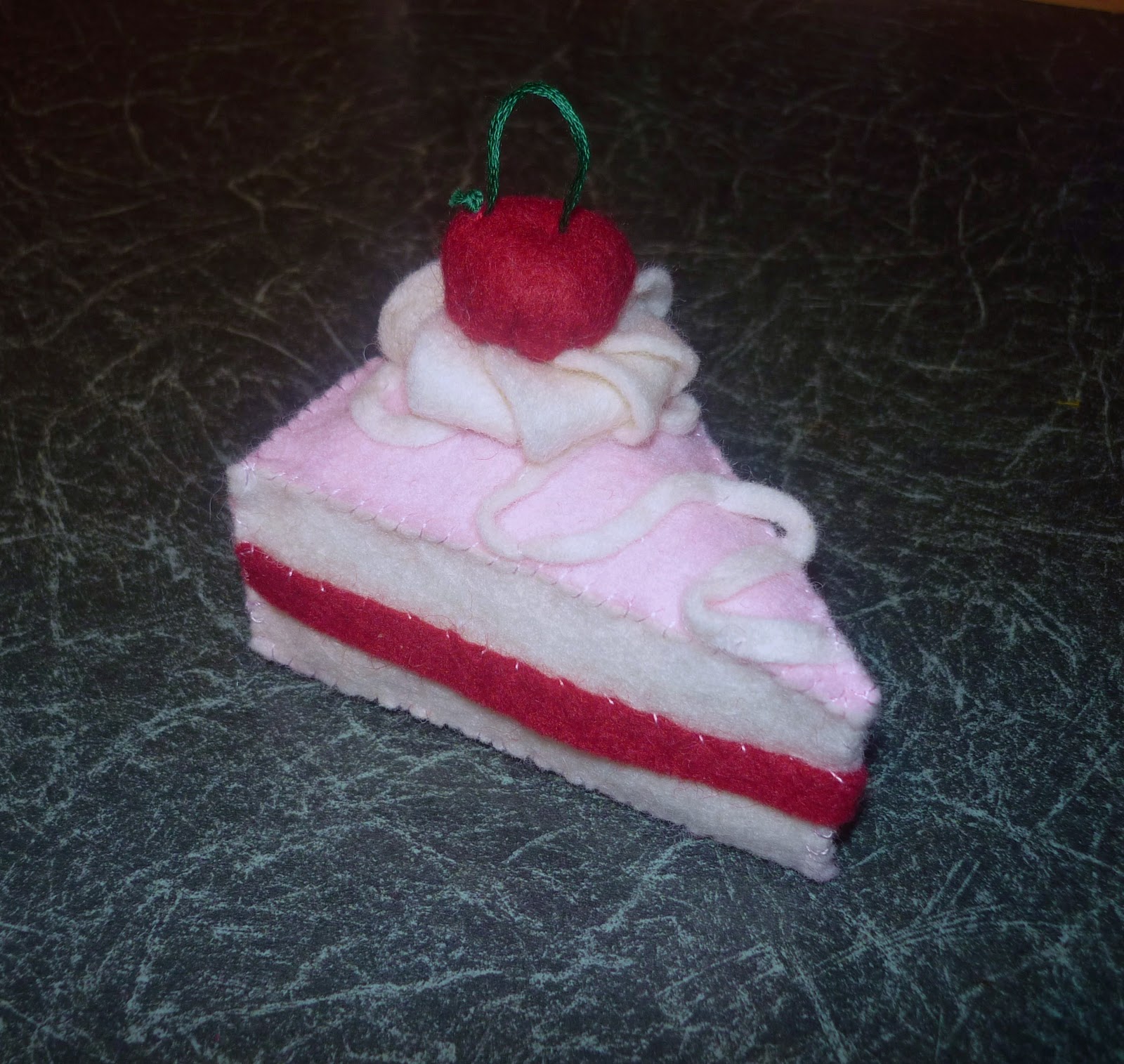 Mrs Minton makes...: Felt cakes