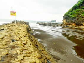 Destinasi Tempat Objek wisata pantai watu ulo ( batu ular ) di jember ...