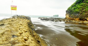 Destinasi Tempat Objek wisata pantai watu ulo ( batu ular ) di jember ...
