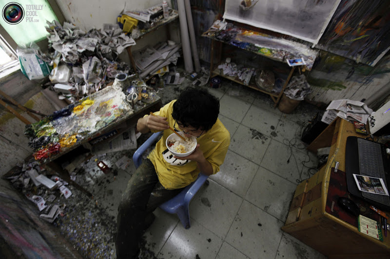 surface fragments: Chinese Sweatshops (Re)producing Fine Art Painting