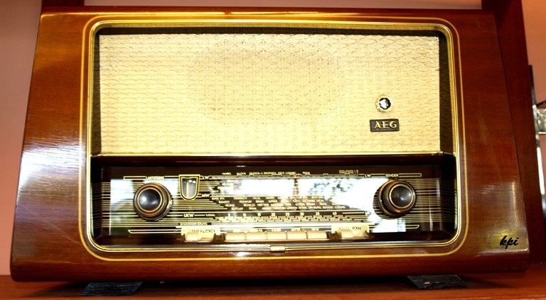 SuaNonKin เสือนอนกิน : Antique European Tube Radios