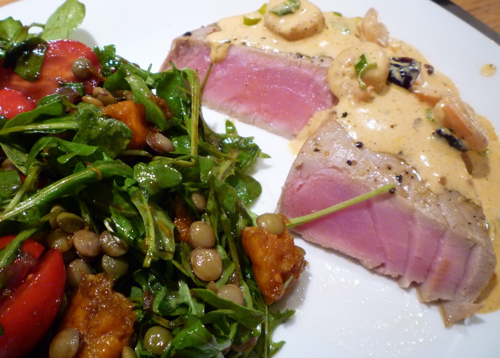 Gasztrolog: Vörös tonhal steak gazdag garnélamártással, lencsés ...