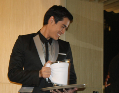 Hot Pinoy Showbiz: Xian Lim, Super Cute as a Waiter
