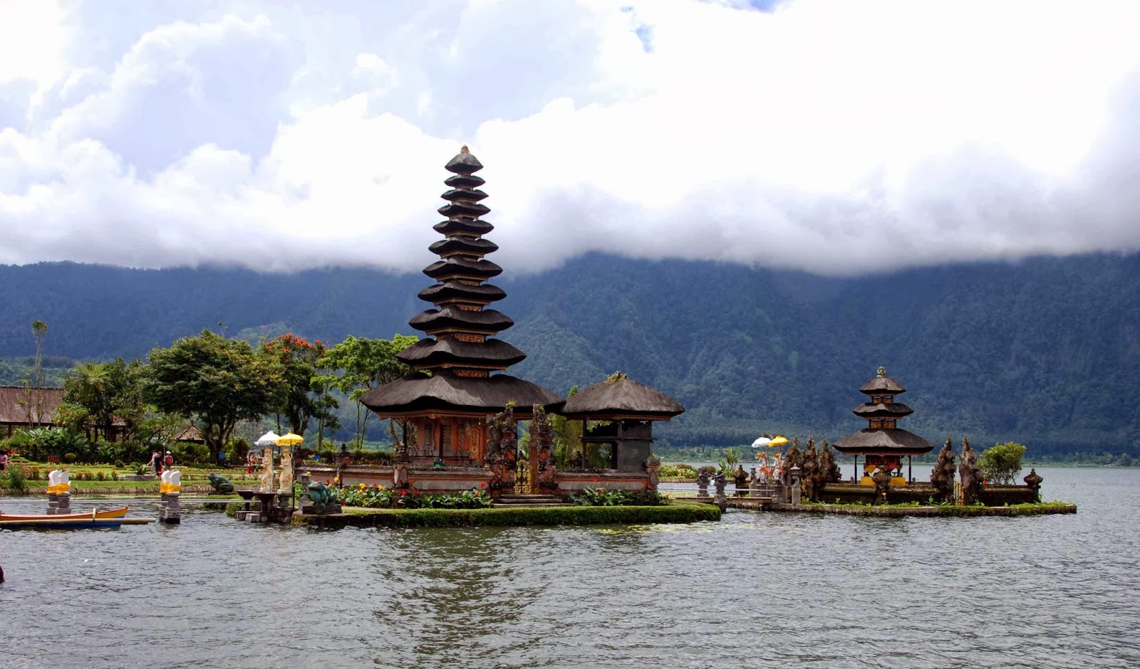 Ulun Danu Beratan: Iconic Temple on Lake Beratan in The Bedugul ...
