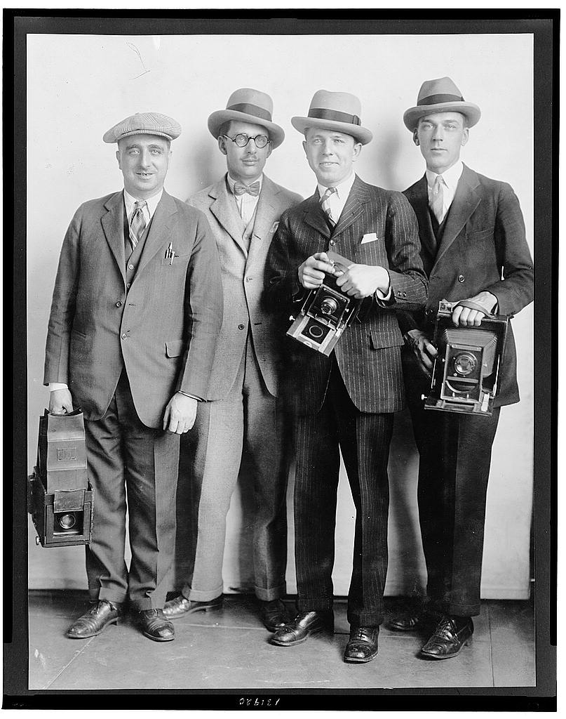 Interesting Vintage Photos of People Posing With Big Cameras From the ...