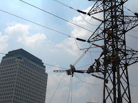 Pasukan Elite PLN Ganti Isolator Bertegangan 150.000 Volt - OG INDONESIA