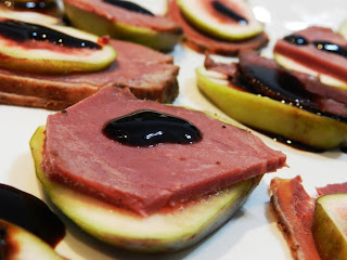 Pasta e Porcini: Canapés de Pastrami e Figos