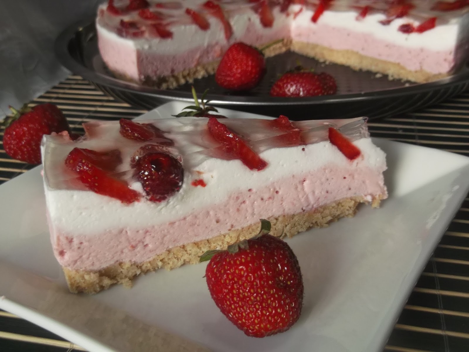 Hellena ...din bucataria mea...: Cheesecake cu capsuni