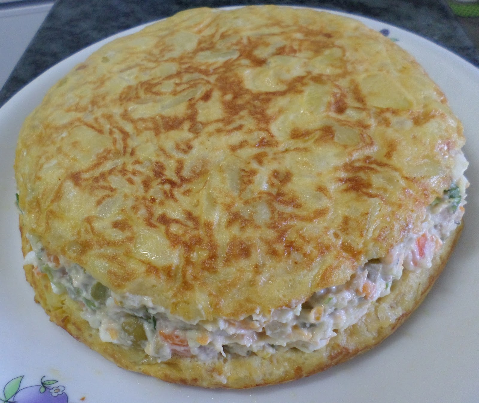 Mi cocina: Tortilla de patata rellena de ensaladilla rusa