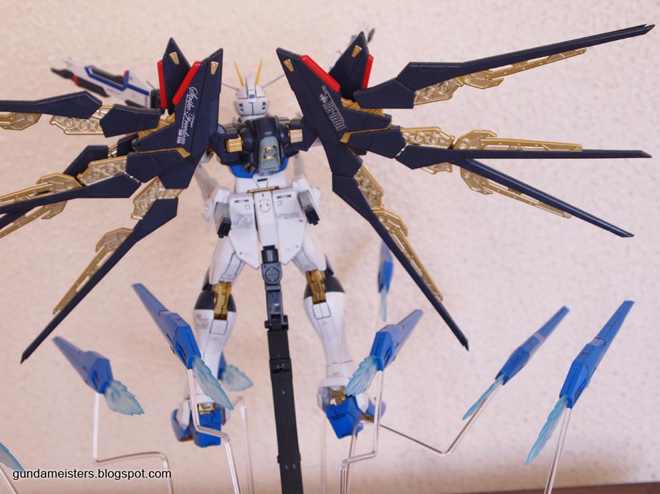 Gundam Meisters: Review: MG 1/100 Strike Freedom Gundam (Full Burst Mode)