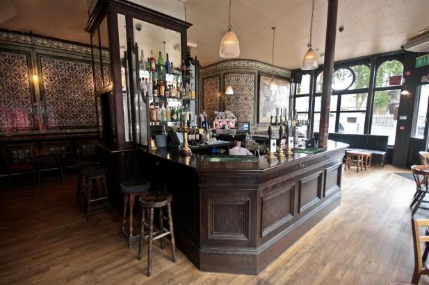 Seeks Ghosts: London: Ten Bells Pub