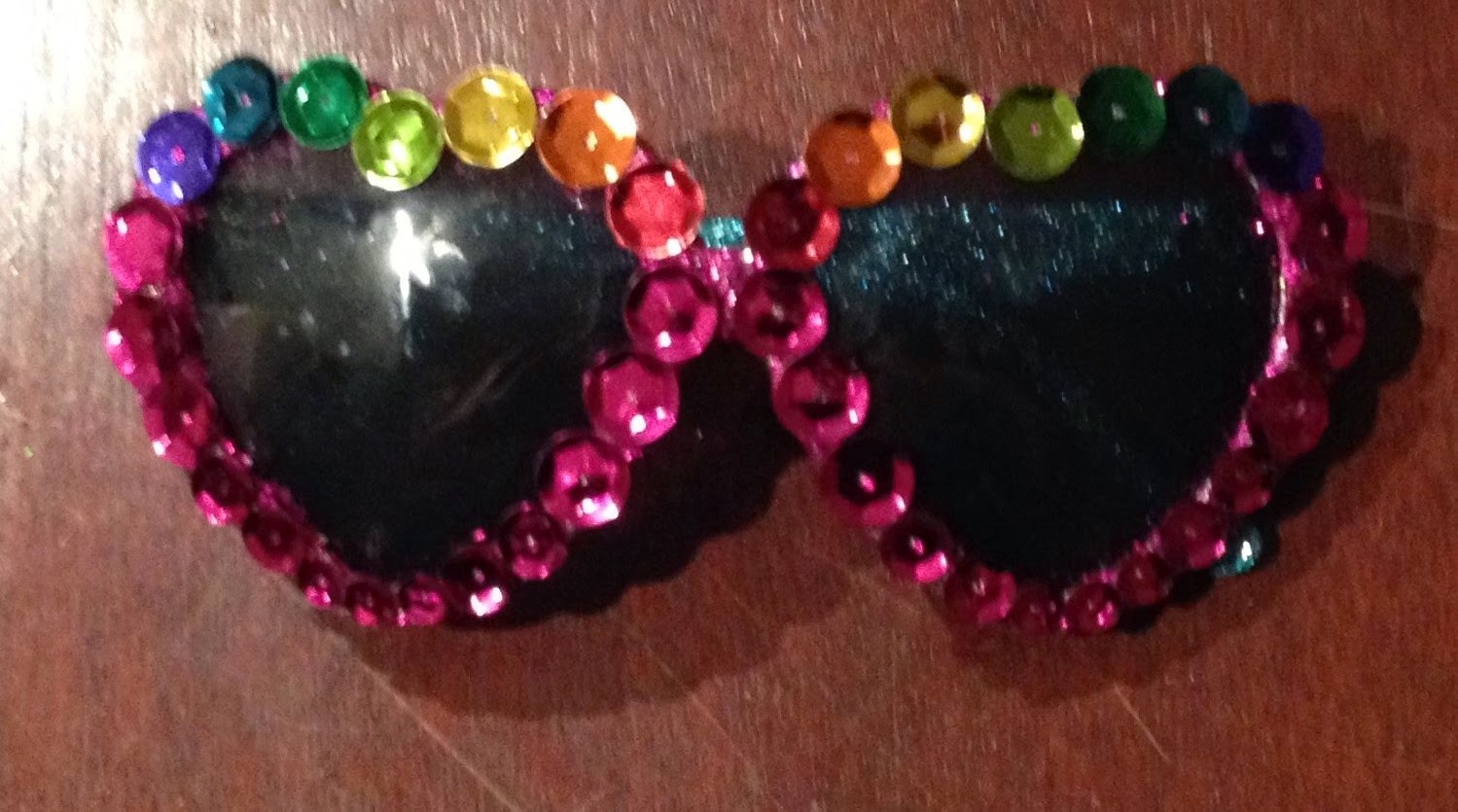 Confessions of a glitter addict: Decorated Sunglasses