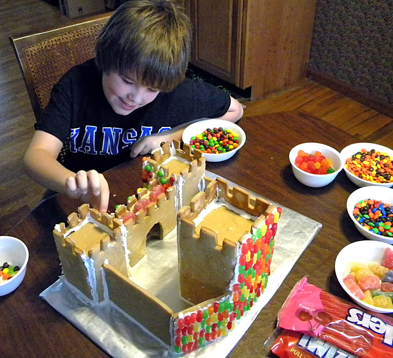Cake and Jewelry: Gingerbread castle with invincible royal icing