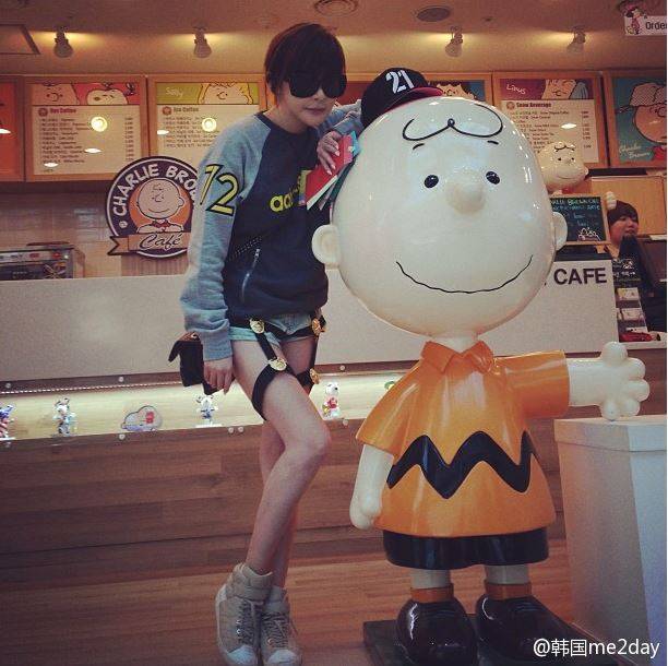 2NE1BUZZ: [CNETZ] A compilation of Park Bom's beautiful legs, Unnie's ...